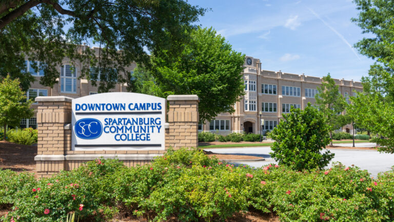 Pros and Cons of Community College - College Transitions